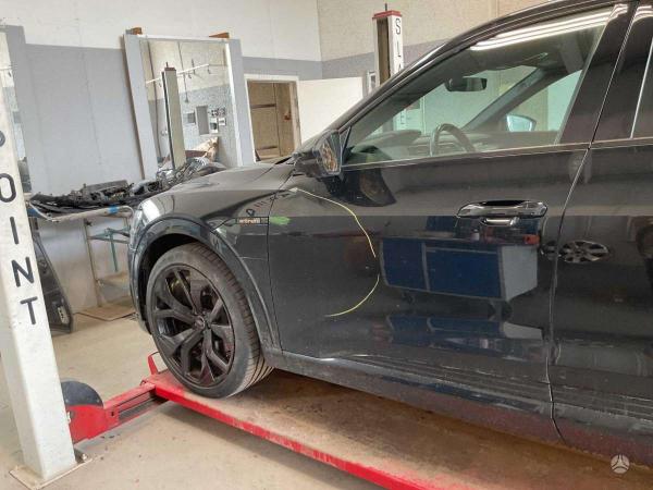 Black Audi E-Tron 2021 in Kaunas, with an engine capacity of 0.00 L and mileage of 75 thousand km for 24700 €, photo 3 on AUTOMOTO.COM.LV