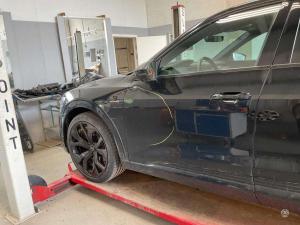 Black Audi E-Tron 2021 in Kaunas, with an engine capacity of 0.00 L and mileage of 75 thousand km for 24700 €, photo 4 on AUTOMOTO.COM.LV
