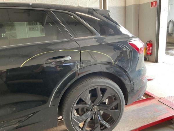 Black Audi E-Tron 2021 in Kaunas, with an engine capacity of 0.00 L and mileage of 75 thousand km for 24700 €, photo 4 on AUTOMOTO.COM.LV