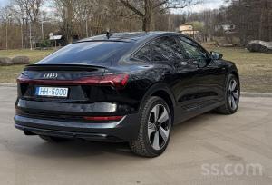 Black Audi E-Tron 2021 in Riga, with an engine capacity of 0.00 L and mileage of 45 thousand km for 33000 €, photo 3 on AUTOMOTO.COM.LV