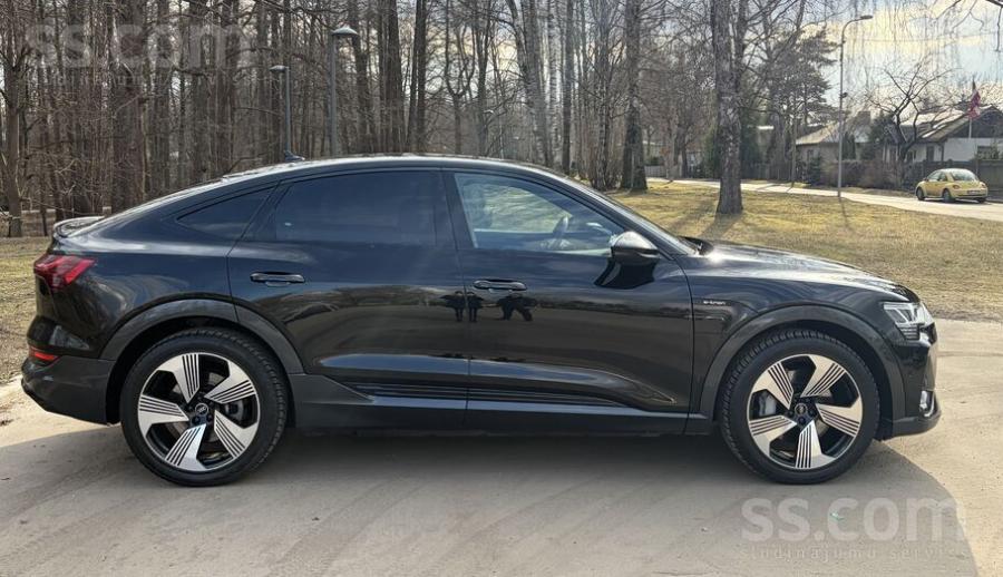 Black Audi E-Tron 2021 in Riga, with an engine capacity of 0.00 L and mileage of 45 thousand km for 33000 €, photo 4 on AUTOMOTO.COM.LV