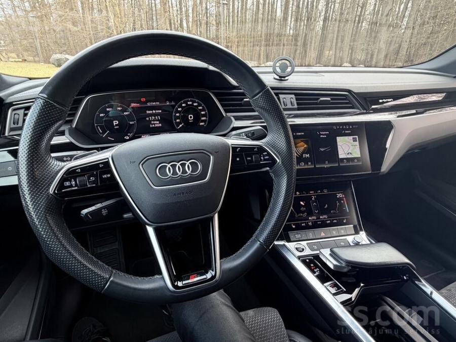 Black Audi E-Tron 2021 in Riga, with an engine capacity of 0.00 L and mileage of 45 thousand km for 33000 €, photo 12 on AUTOMOTO.COM.LV
