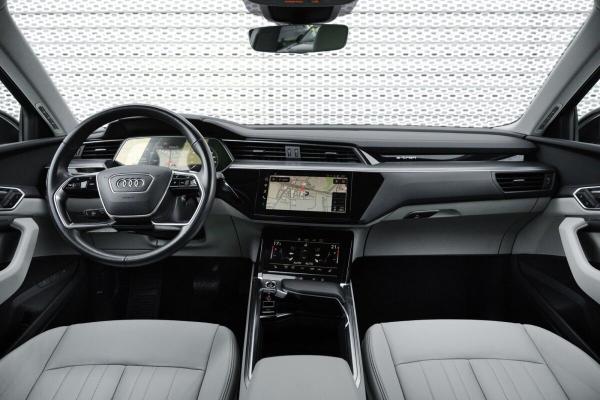 Черный Ауди E-Tron 2021 в Марупе, объемом двигателя 0.00 л и пробегом 65 тыс. км за 30000 €, фото 6 на AUTOMOTO.COM.LV