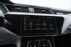 Melns Audi E-Tron 2021 Mārupe, ar dzinēja tilpumu 0.00 L un nobraukumu 65 tūkst. km par 30000 €, foto 21 vietnē AUTOMOTO.COM.LV