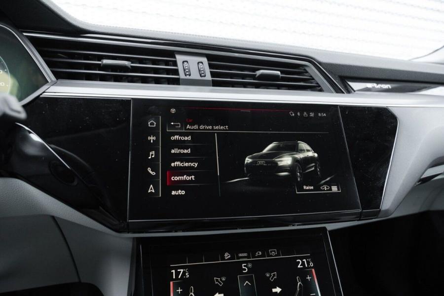 Melns Audi E-Tron 2021 Mārupe, ar dzinēja tilpumu 0.00 L un nobraukumu 65 tūkst. km par 30000 €, foto 22 vietnē AUTOMOTO.COM.LV