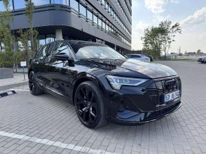 Черный Ауди E-Tron 2021 в Каунас, объемом двигателя 0.00 л и пробегом 77 тыс. км за 33300 €, фото  на AUTOMOTO.COM.LV