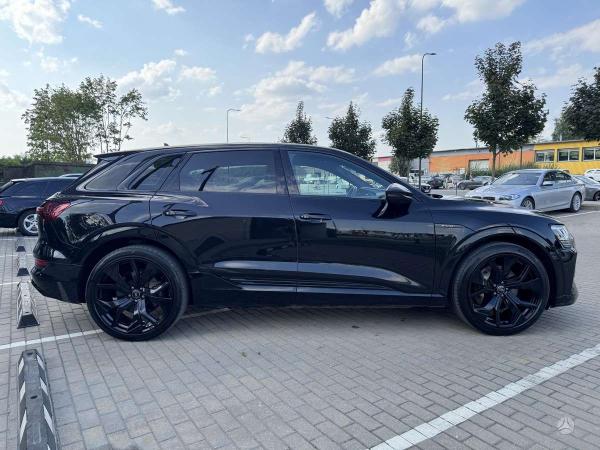 Melns Audi E-Tron 2021 Kauņa, ar dzinēja tilpumu 0.00 L un nobraukumu 77 tūkst. km par 33300 €, foto 2 vietnē AUTOMOTO.COM.LV