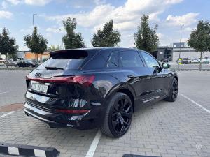 Черный Ауди E-Tron 2021 в Каунас, объемом двигателя 0.00 л и пробегом 77 тыс. км за 33300 €, фото 4 на AUTOMOTO.COM.LV