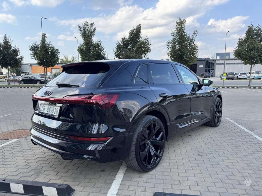 Черный Ауди E-Tron 2021 в Каунас, объемом двигателя 0.00 л и пробегом 77 тыс. км за 33300 €, фото 4 на AUTOMOTO.COM.LV