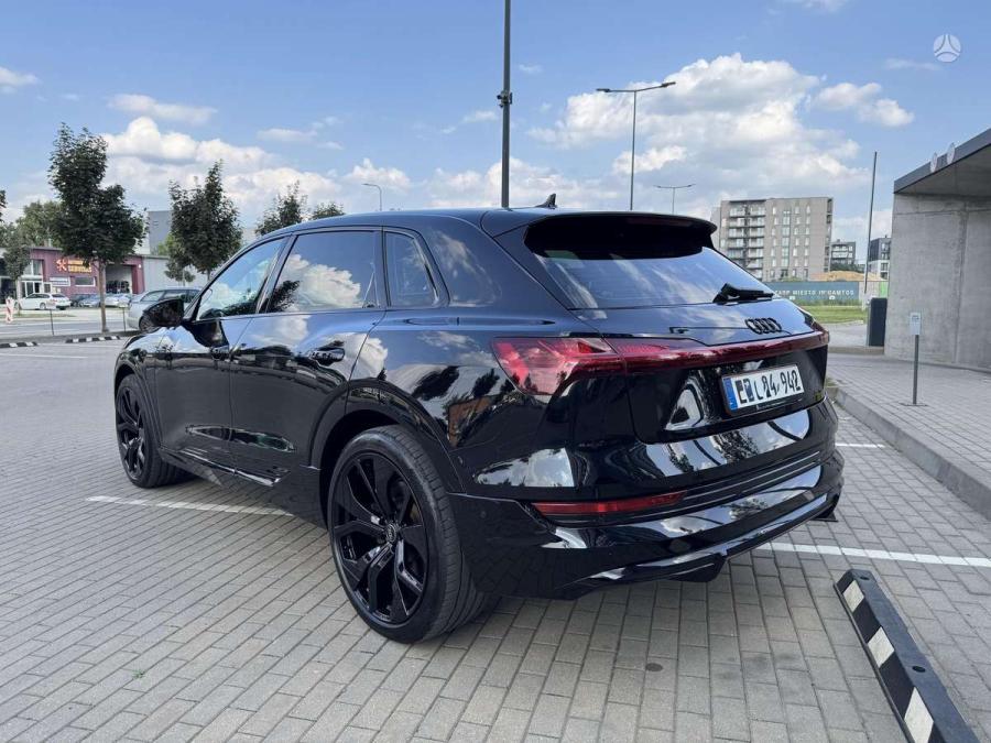 Черный Ауди E-Tron 2021 в Каунас, объемом двигателя 0.00 л и пробегом 77 тыс. км за 33300 €, фото 5 на AUTOMOTO.COM.LV