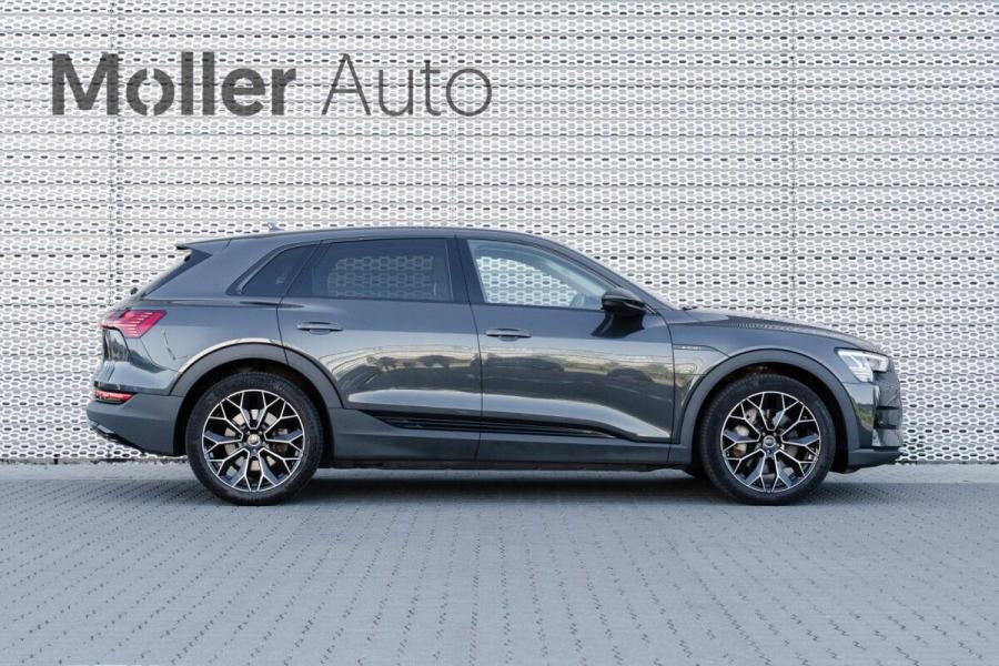 Black Audi E-Tron 2021 in Marupe, with an engine capacity of 0.00 L and mileage of 61 thousand km for 38950 €, photo 6 on AUTOMOTO.COM.LV