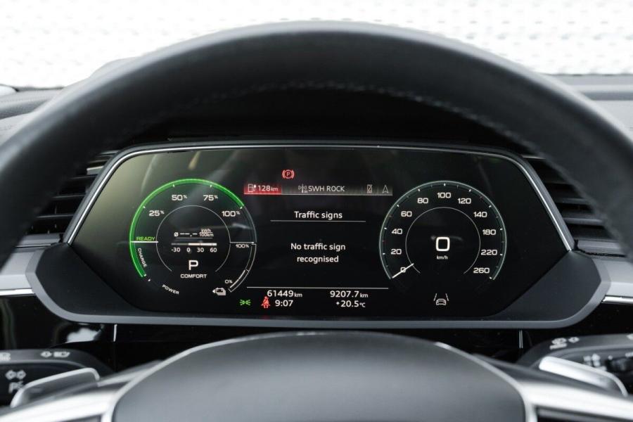 Black Audi E-Tron 2021 in Marupe, with an engine capacity of 0.00 L and mileage of 61 thousand km for 38950 €, photo 16 on AUTOMOTO.COM.LV