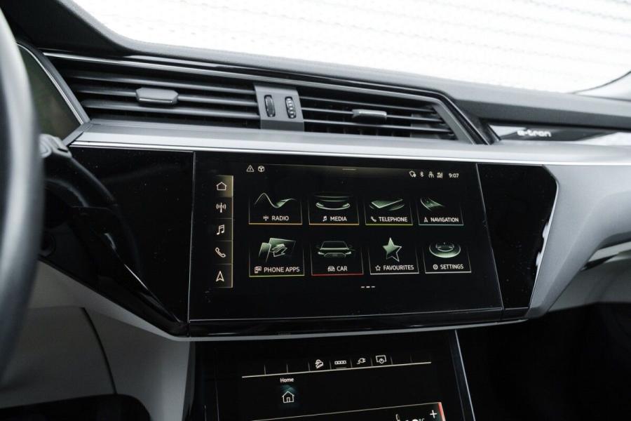 Black Audi E-Tron 2021 in Marupe, with an engine capacity of 0.00 L and mileage of 61 thousand km for 38950 €, photo 21 on AUTOMOTO.COM.LV