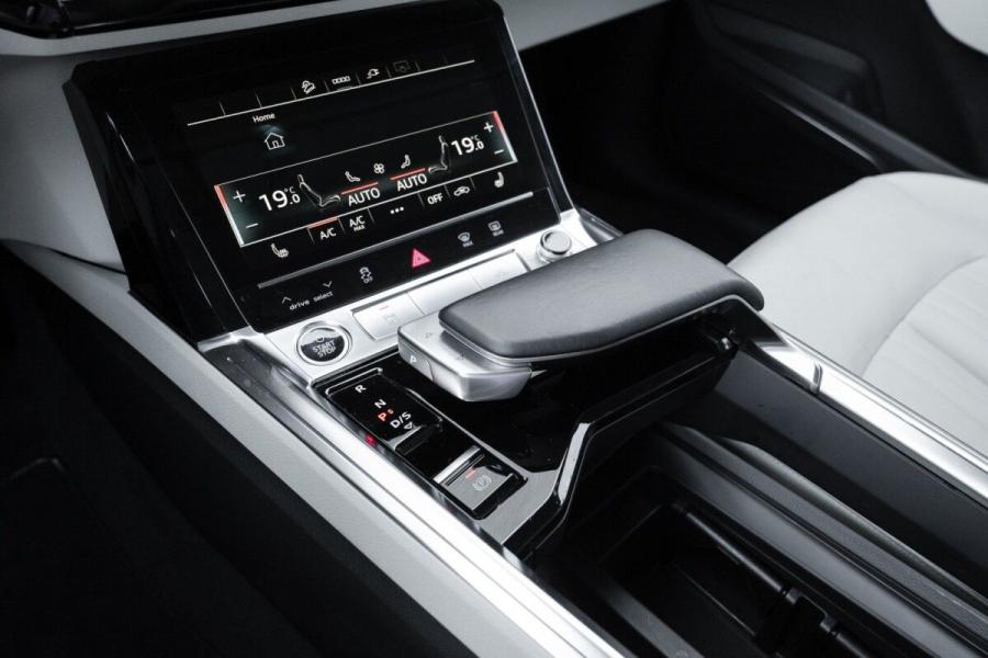 Black Audi E-Tron 2021 in Marupe, with an engine capacity of 0.00 L and mileage of 61 thousand km for 38950 €, photo 31 on AUTOMOTO.COM.LV