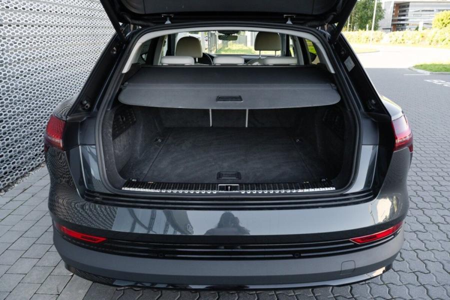 Black Audi E-Tron 2021 in Marupe, with an engine capacity of 0.00 L and mileage of 61 thousand km for 38950 €, photo 35 on AUTOMOTO.COM.LV
