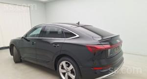 Black Audi E-Tron 2021 in Riga, with an engine capacity of 0.00 L and mileage of 61 thousand km for 31950 €, photo 4 on AUTOMOTO.COM.LV
