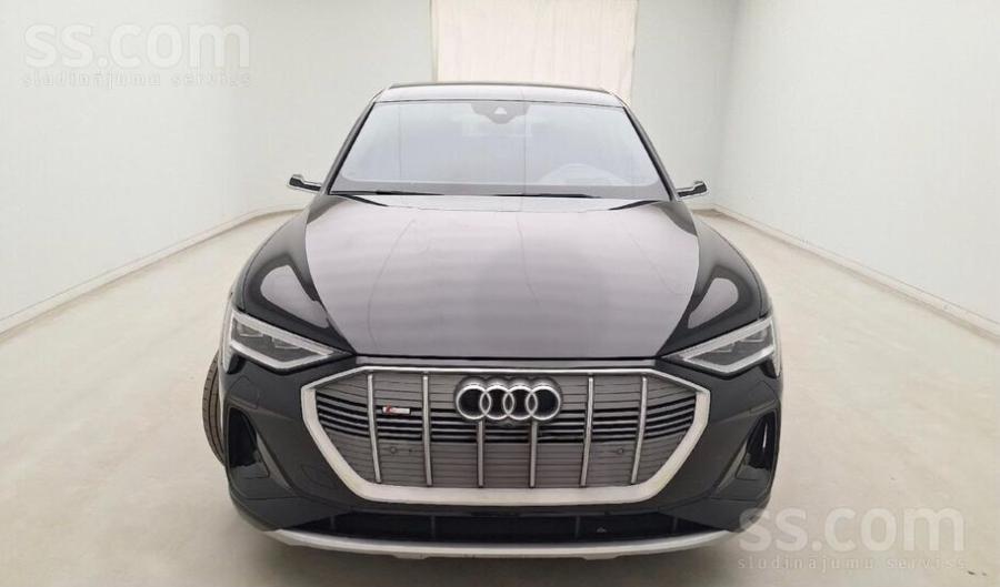 Black Audi E-Tron 2021 in Riga, with an engine capacity of 0.00 L and mileage of 61 thousand km for 31950 €, photo 5 on AUTOMOTO.COM.LV