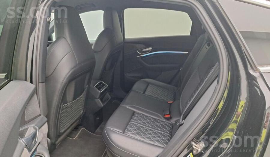 Black Audi E-Tron 2021 in Riga, with an engine capacity of 0.00 L and mileage of 61 thousand km for 31950 €, photo 9 on AUTOMOTO.COM.LV