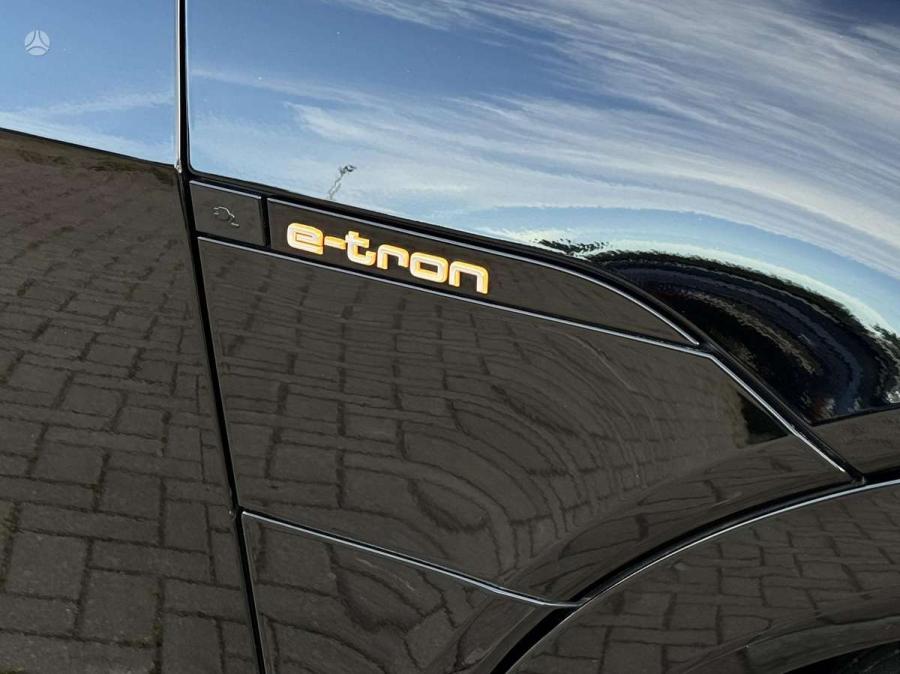 Melns Audi E-Tron 2021 Radviliškis, ar dzinēja tilpumu 0.00 L un nobraukumu 54 tūkst. km par 33578 €, foto 17 vietnē AUTOMOTO.COM.LV