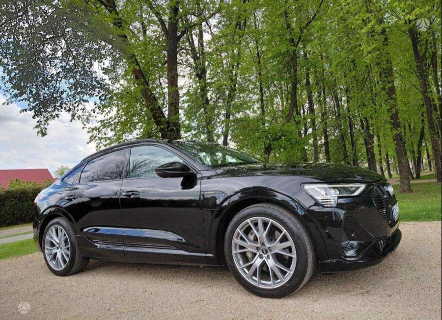 Black Audi E-Tron 2021 in Vilkaviskis, with an engine capacity of 0.00 L and mileage of 58 thousand km for 27400 €, photo 5 on AUTOMOTO.COM.LV