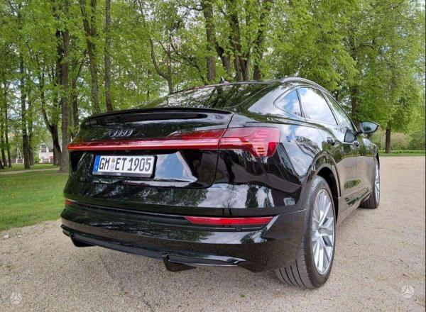 Black Audi E-Tron 2021 in Vilkaviskis, with an engine capacity of 0.00 L and mileage of 58 thousand km for 27400 €, photo 7 on AUTOMOTO.COM.LV