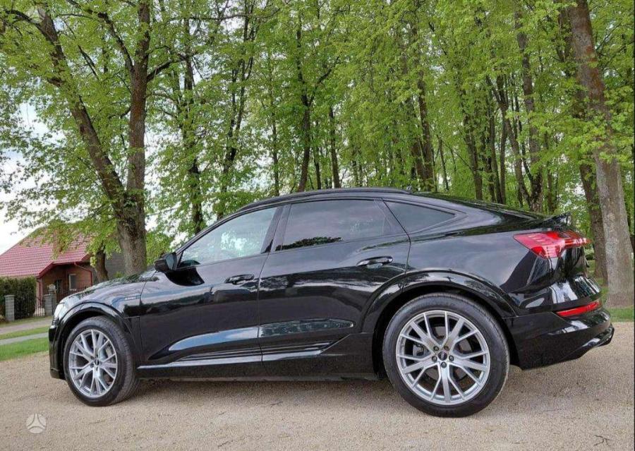 Black Audi E-Tron 2021 in Vilkaviskis, with an engine capacity of 0.00 L and mileage of 58 thousand km for 27400 €, photo 11 on AUTOMOTO.COM.LV