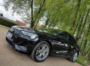 Black Audi E-Tron 2021 in Vilkaviskis, with an engine capacity of 0.00 L and mileage of 58 thousand km for 27400 €, photo 12 on AUTOMOTO.COM.LV