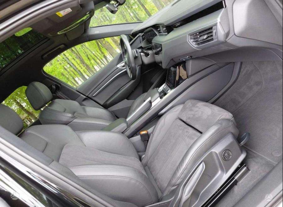 Black Audi E-Tron 2021 in Vilkaviskis, with an engine capacity of 0.00 L and mileage of 58 thousand km for 27400 €, photo 33 on AUTOMOTO.COM.LV