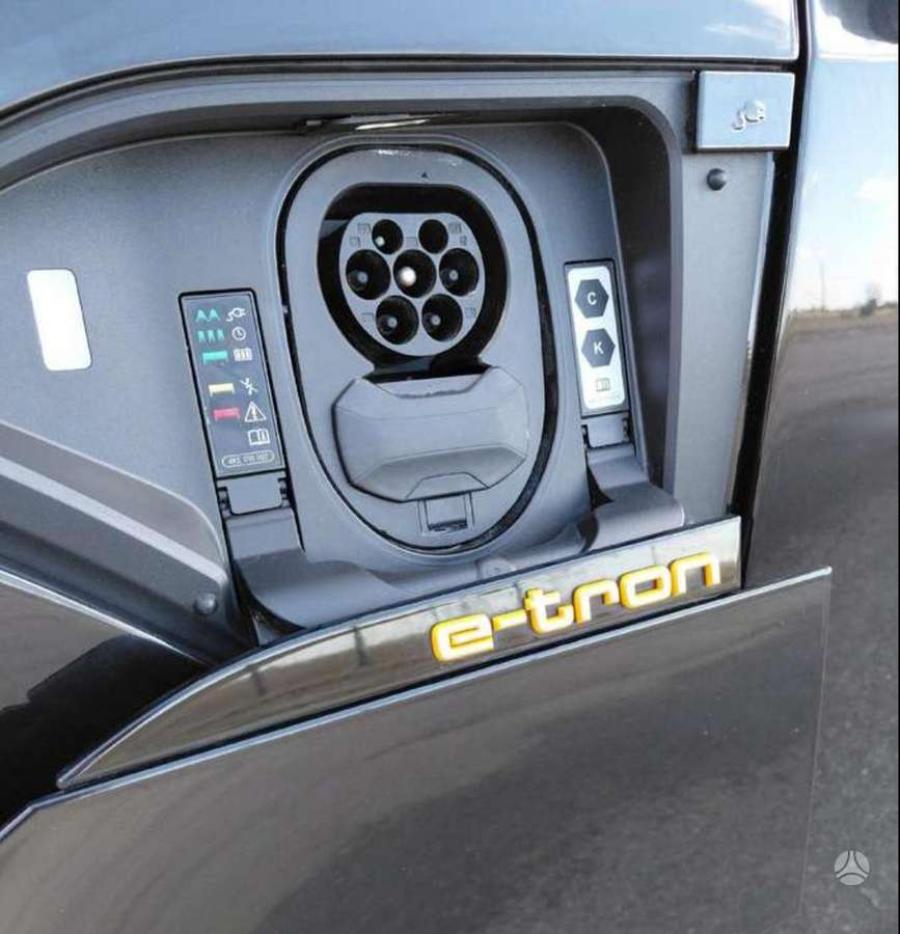 Black Audi E-Tron 2021 in Vilkaviskis, with an engine capacity of 0.00 L and mileage of 58 thousand km for 27400 €, photo 36 on AUTOMOTO.COM.LV