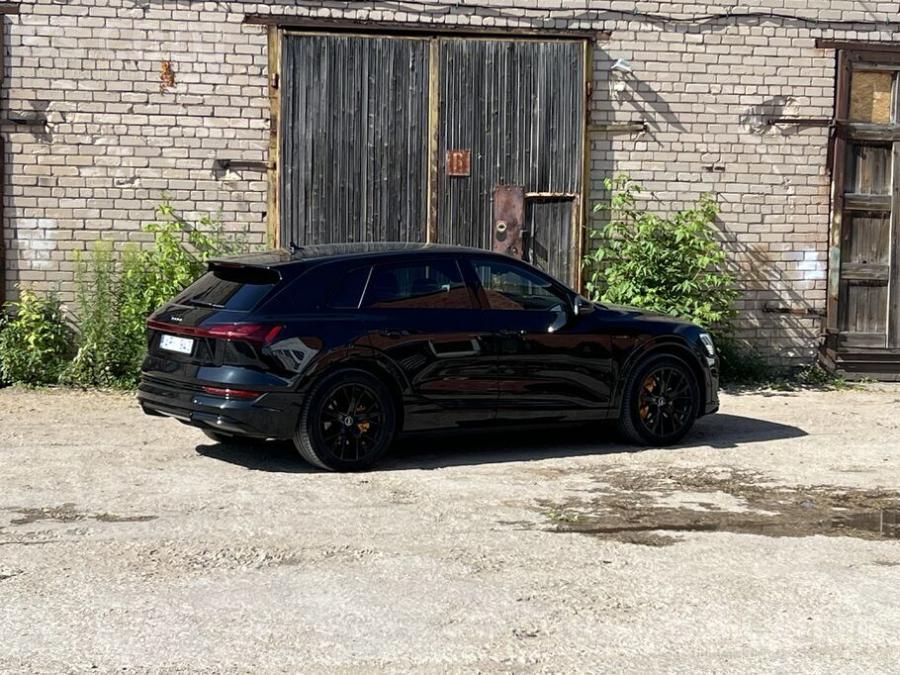 Black Audi E-Tron 2022 in Daugavpils, with an engine capacity of 0.00 L and mileage of 65 thousand km for 42500 €, photo 17 on AUTOMOTO.COM.LV
