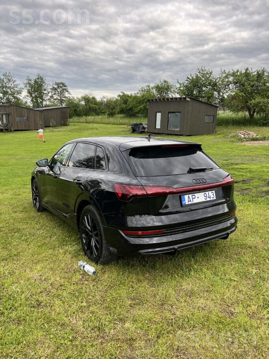 Black Audi E-Tron 2022 in Daugavpils, with an engine capacity of 0.00 L and mileage of 65 thousand km for 42500 €, photo 18 on AUTOMOTO.COM.LV