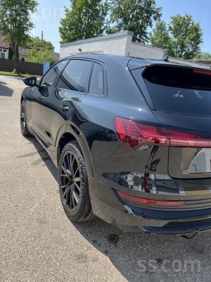 Black Audi E-Tron 2022 in Daugavpils, with an engine capacity of 0.00 L and mileage of 65 thousand km for 42500 €, photo 21 on AUTOMOTO.COM.LV