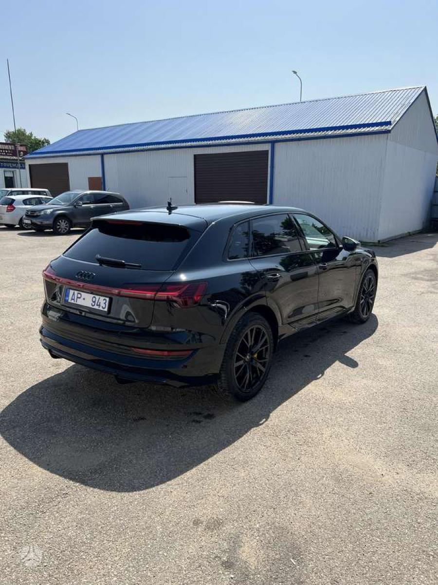 Black Audi E-Tron 2022 in Daugavpils, with an engine capacity of 0.00 L and mileage of 65 thousand km for 42500 €, photo 2 on AUTOMOTO.COM.LV