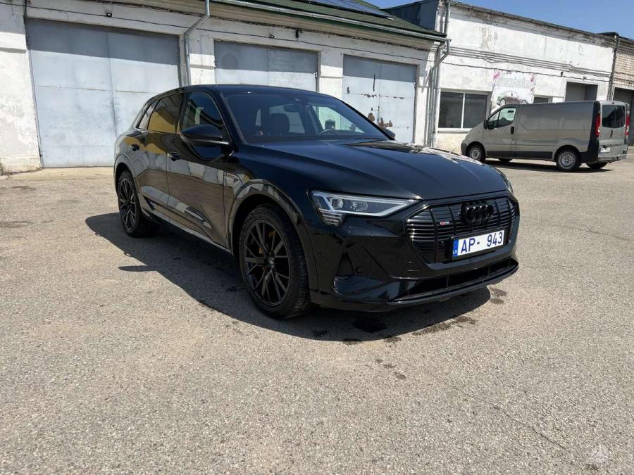 Black Audi E-Tron 2022 in Daugavpils, with an engine capacity of 0.00 L and mileage of 65 thousand km for 42500 €, photo 4 on AUTOMOTO.COM.LV