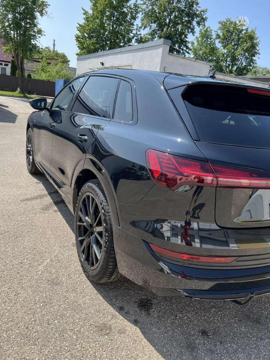 Black Audi E-Tron 2022 in Daugavpils, with an engine capacity of 0.00 L and mileage of 65 thousand km for 42500 €, photo 6 on AUTOMOTO.COM.LV
