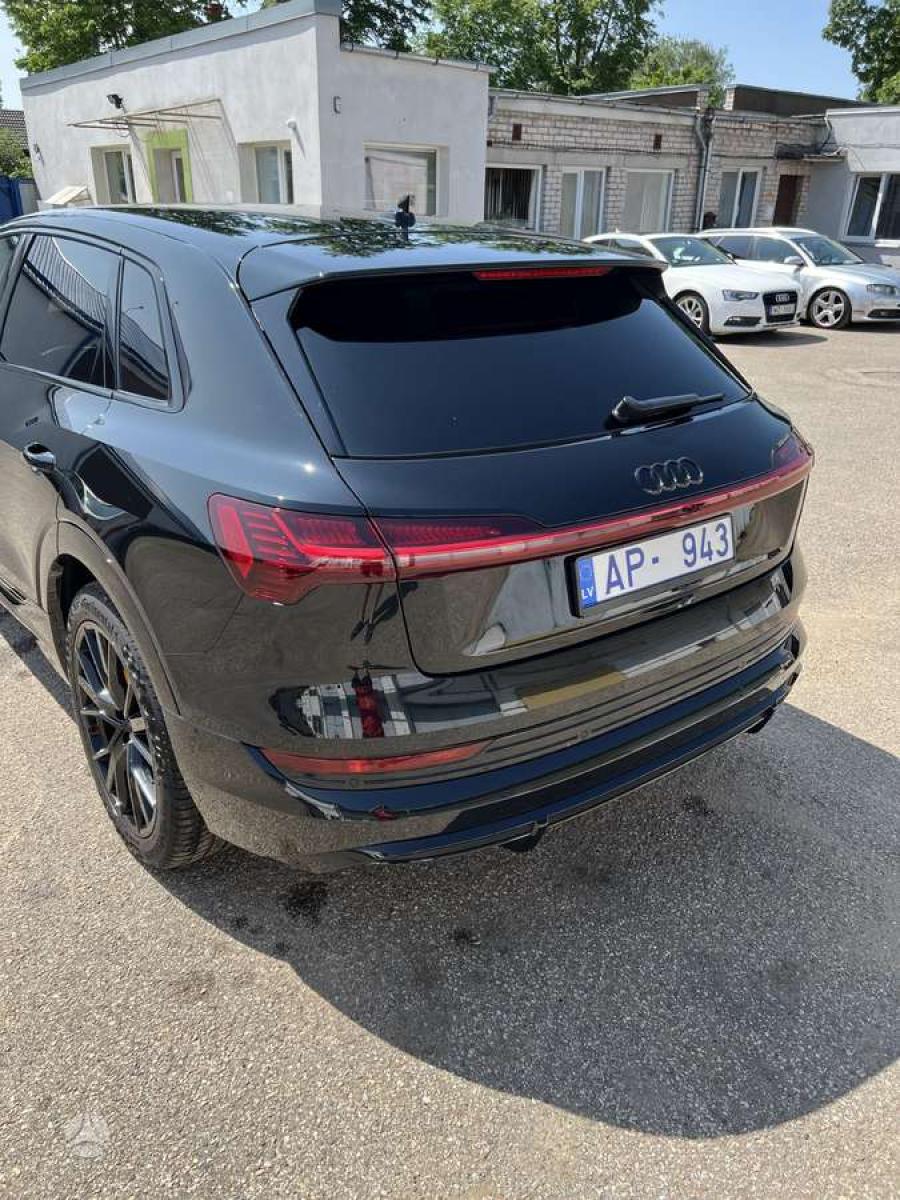 Black Audi E-Tron 2022 in Daugavpils, with an engine capacity of 0.00 L and mileage of 65 thousand km for 42500 €, photo 7 on AUTOMOTO.COM.LV