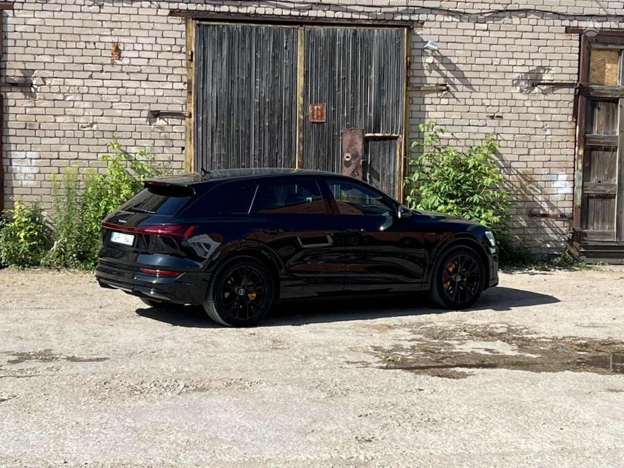 Black Audi E-Tron 2022 in Daugavpils, with an engine capacity of 0.00 L and mileage of 65 thousand km for 42500 €, photo 9 on AUTOMOTO.COM.LV