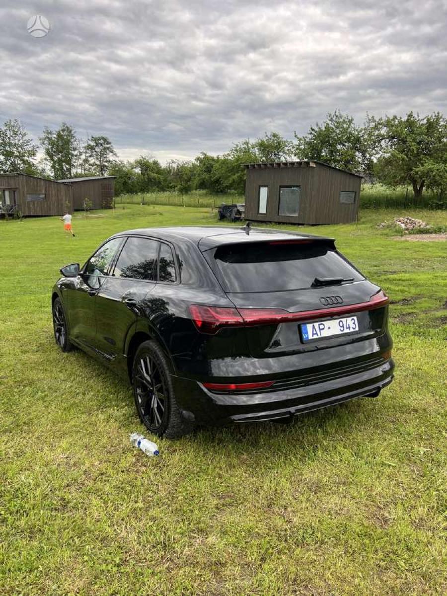 Black Audi E-Tron 2022 in Daugavpils, with an engine capacity of 0.00 L and mileage of 65 thousand km for 42500 €, photo 27 on AUTOMOTO.COM.LV