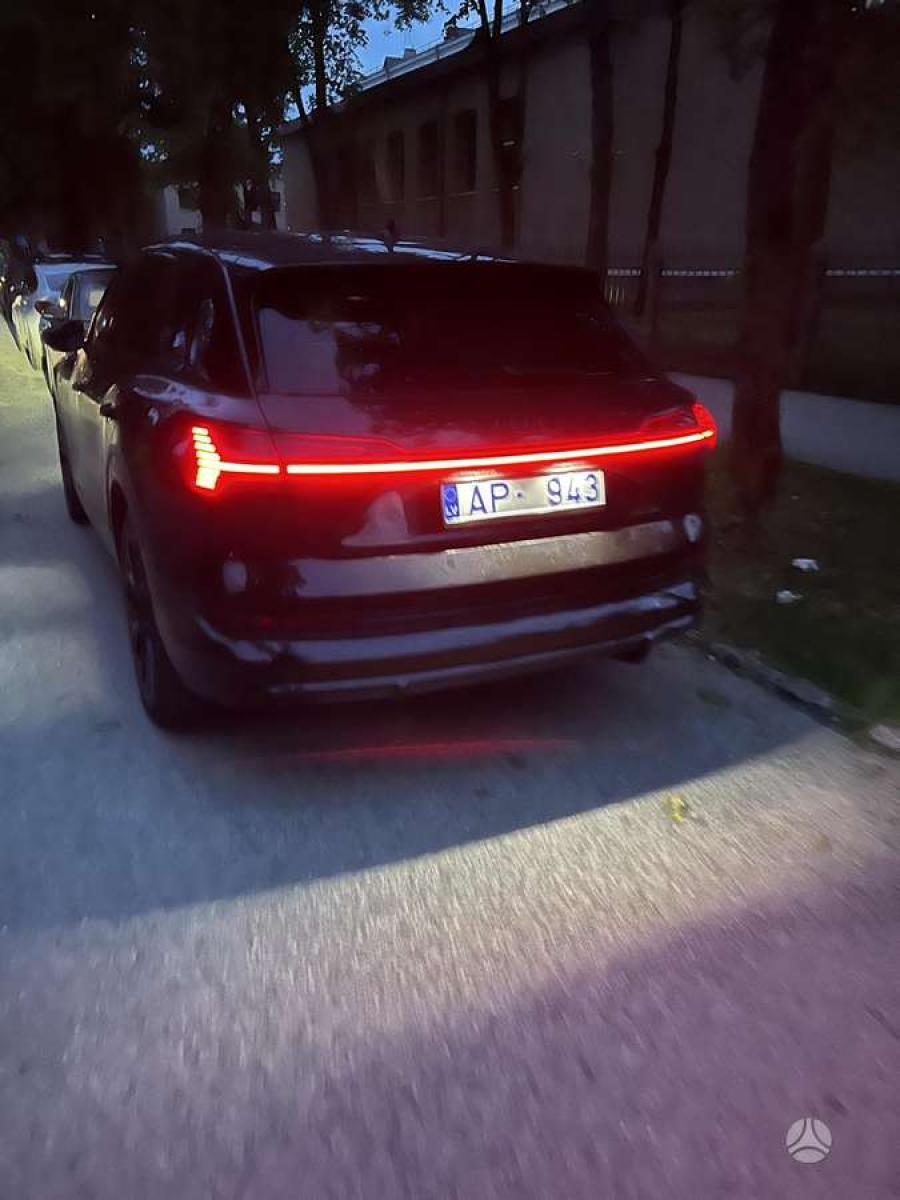 Black Audi E-Tron 2022 in Daugavpils, with an engine capacity of 0.00 L and mileage of 65 thousand km for 42500 €, photo 34 on AUTOMOTO.COM.LV