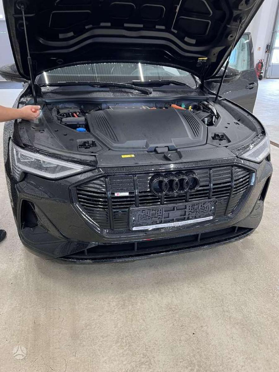 Black Audi E-Tron 2022 in Daugavpils, with an engine capacity of 0.00 L and mileage of 65 thousand km for 42500 €, photo 36 on AUTOMOTO.COM.LV