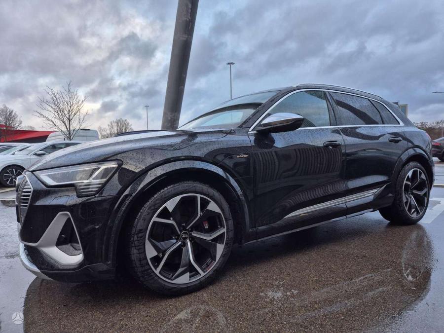 Black Audi E-Tron 2022 in Vilnius, with an engine capacity of 0.00 L and mileage of 168 thousand km for 30800 €, photo 3 on AUTOMOTO.COM.LV