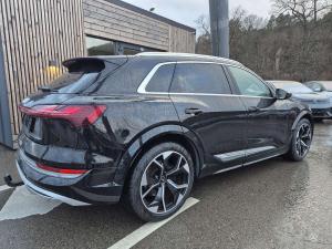 Black Audi E-Tron 2022 in Vilnius, with an engine capacity of 0.00 L and mileage of 168 thousand km for 30800 €, photo 5 on AUTOMOTO.COM.LV
