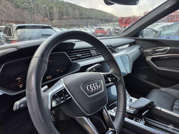 Black Audi E-Tron 2022 in Vilnius, with an engine capacity of 0.00 L and mileage of 168 thousand km for 30800 €, photo 10 on AUTOMOTO.COM.LV