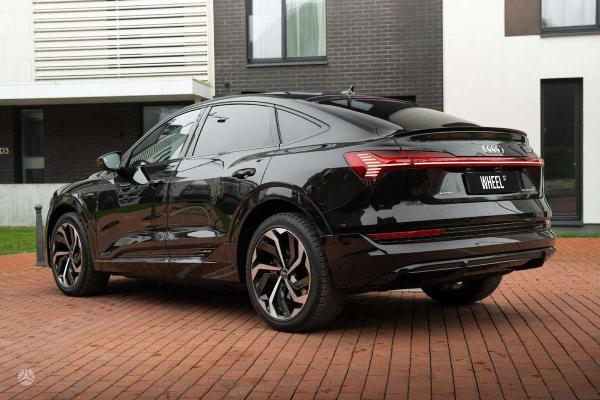 Black Audi E-Tron 2022 in Vilnius, with an engine capacity of 0.00 L and mileage of 41 thousand km for 33450 €, photo 4 on AUTOMOTO.COM.LV