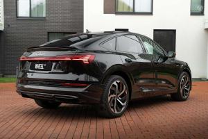 Black Audi E-Tron 2022 in Vilnius, with an engine capacity of 0.00 L and mileage of 41 thousand km for 32950 €, photo 7 on AUTOMOTO.COM.LV