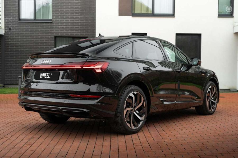 Black Audi E-Tron 2022 in Vilnius, with an engine capacity of 0.00 L and mileage of 41 thousand km for 32950 €, photo 7 on AUTOMOTO.COM.LV
