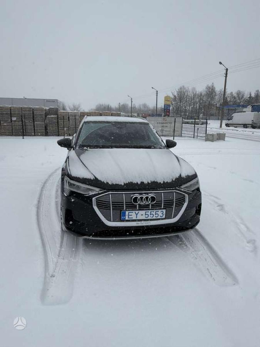 Black Audi E-Tron 2022 in Marijampole, with an engine capacity of 0.00 L and mileage of 195 thousand km for 24700 €, photo 2 on AUTOMOTO.COM.LV