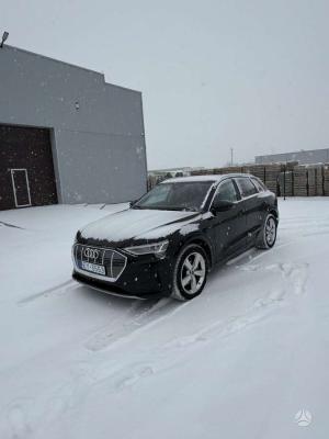Black Audi E-Tron 2022 in Marijampole, with an engine capacity of 0.00 L and mileage of 195 thousand km for 24700 €, photo 3 on AUTOMOTO.COM.LV