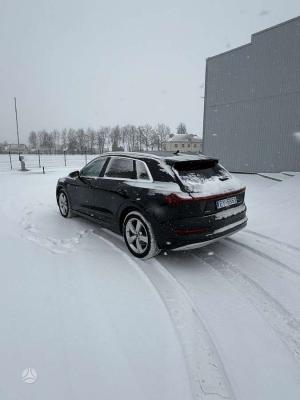 Black Audi E-Tron 2022 in Marijampole, with an engine capacity of 0.00 L and mileage of 195 thousand km for 24700 €, photo 4 on AUTOMOTO.COM.LV