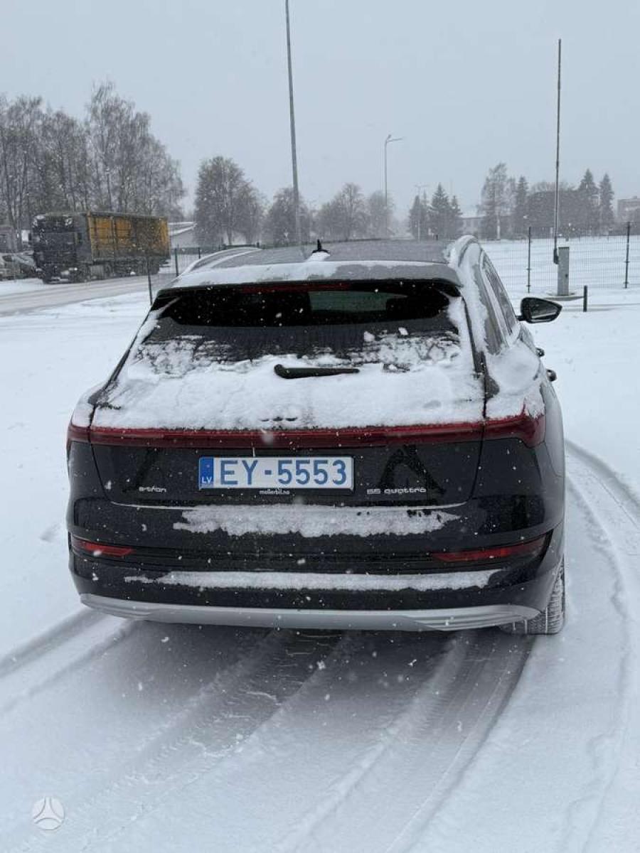 Black Audi E-Tron 2022 in Marijampole, with an engine capacity of 0.00 L and mileage of 195 thousand km for 24700 €, photo 5 on AUTOMOTO.COM.LV